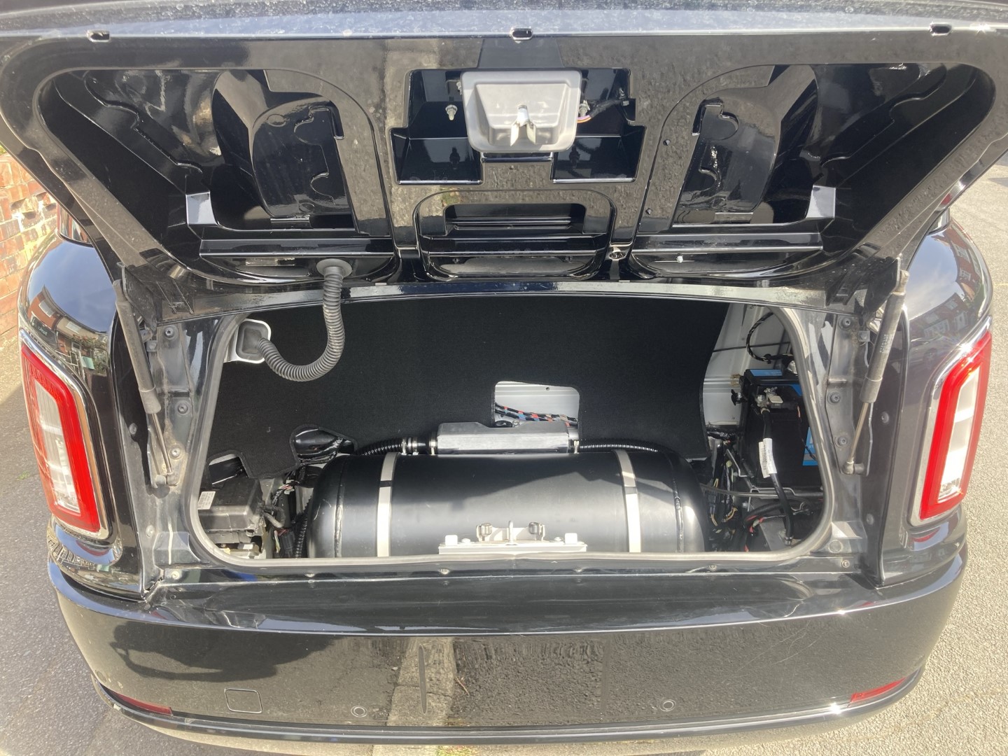 Bi-fuel evolution: LEVC's VN5 van and TX taxi run on alternative fuels ...